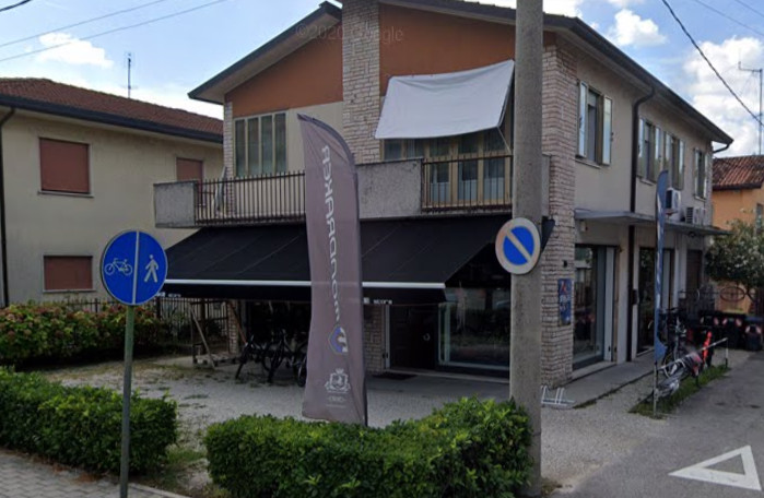Padova, con l'auto sfondano la vetrina del negozio di bici ma se ne ... Padova, con l'auto sfondano la vetrina del negozio di bici ma se ne ...