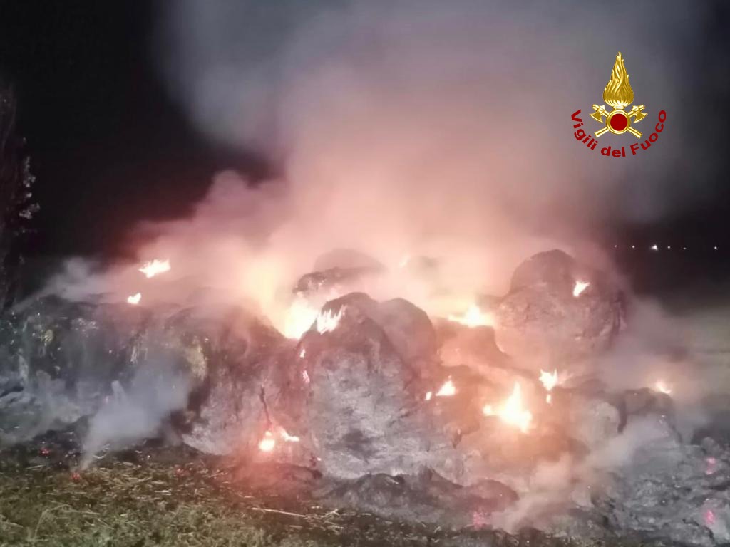 Arre, le foto dell'incendio di 15 rotoballe in un campo agricolo ...