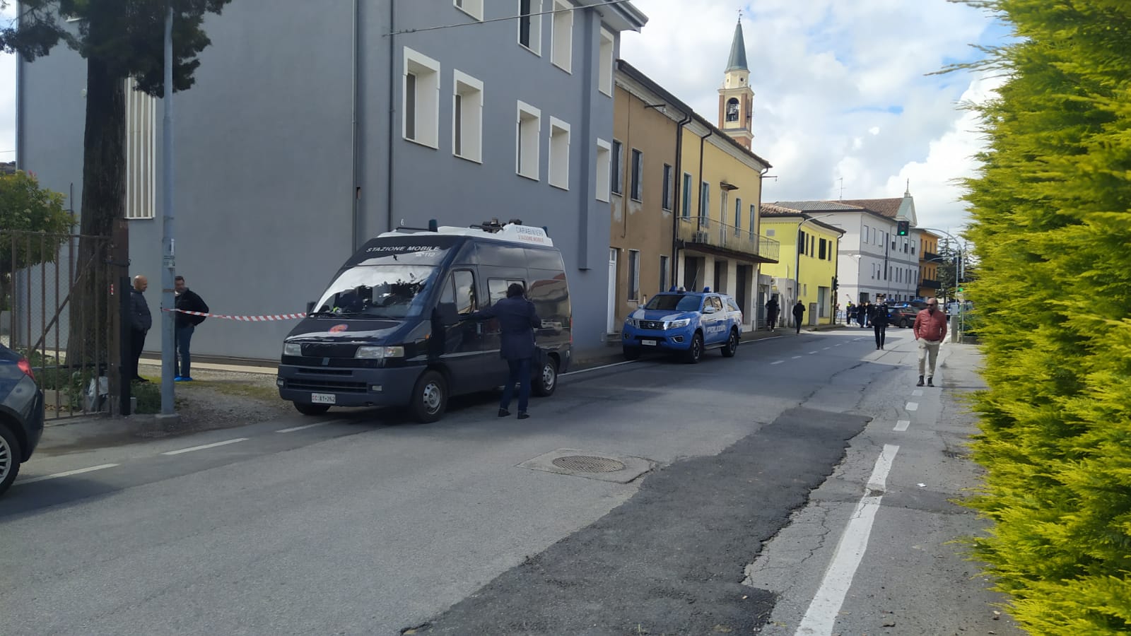 Uccide un 32enne con una coltellata, un poliziotto che abita in zona lo insegue e lo ferma ...