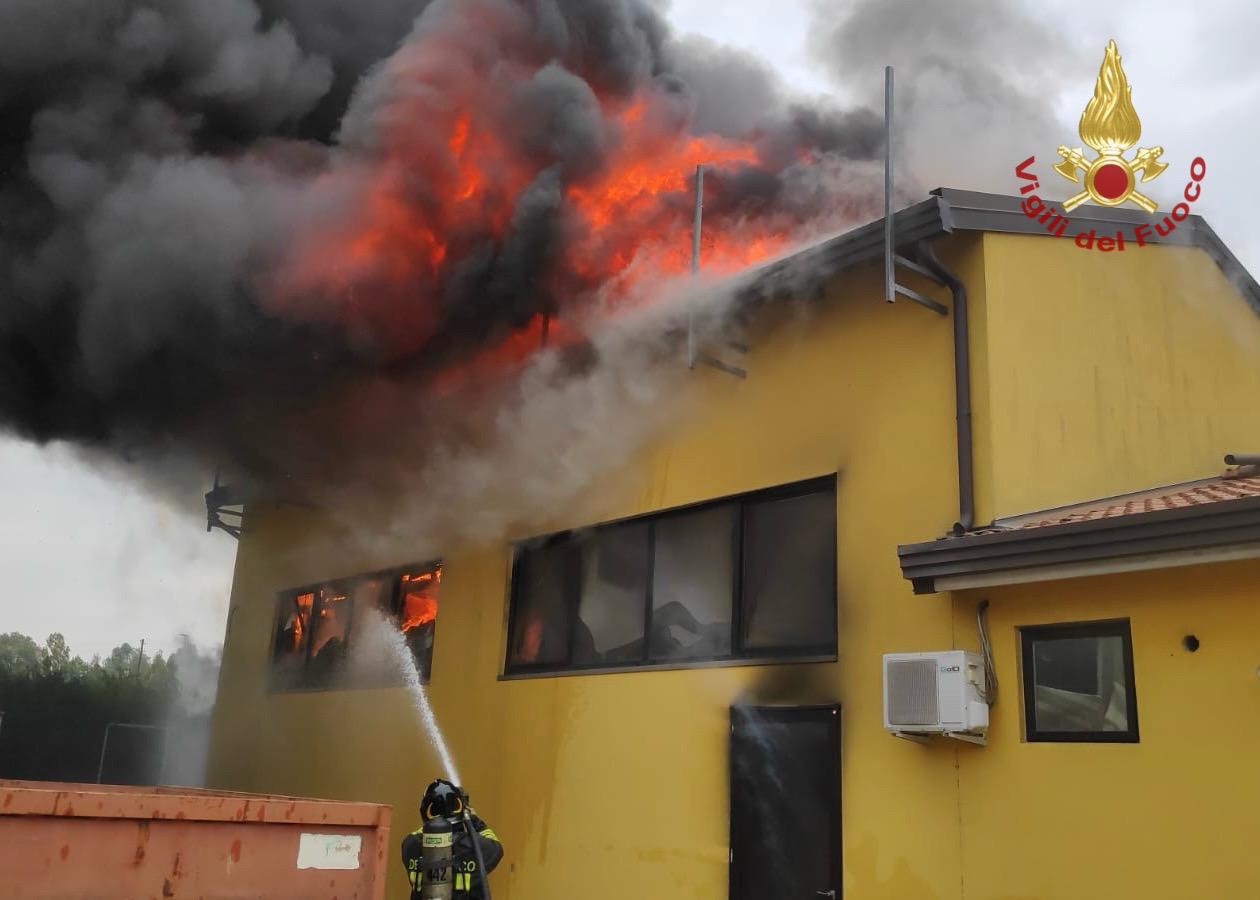 Grosso incendio alla Pubbly System di Codevigo, azienda di insegne pubblicitarie - Prima Padova